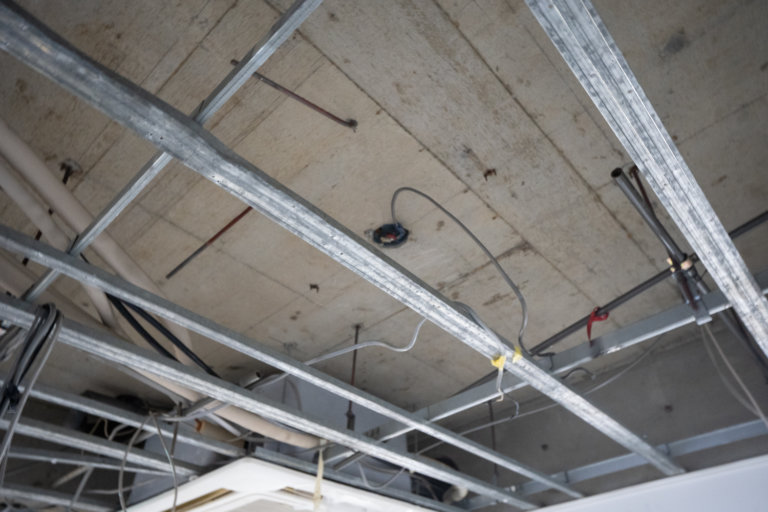 天井下地の軽量鉄骨材(軽天・LGS)にライティングレールを取り付ける | 99% DIY -DIYブログ-